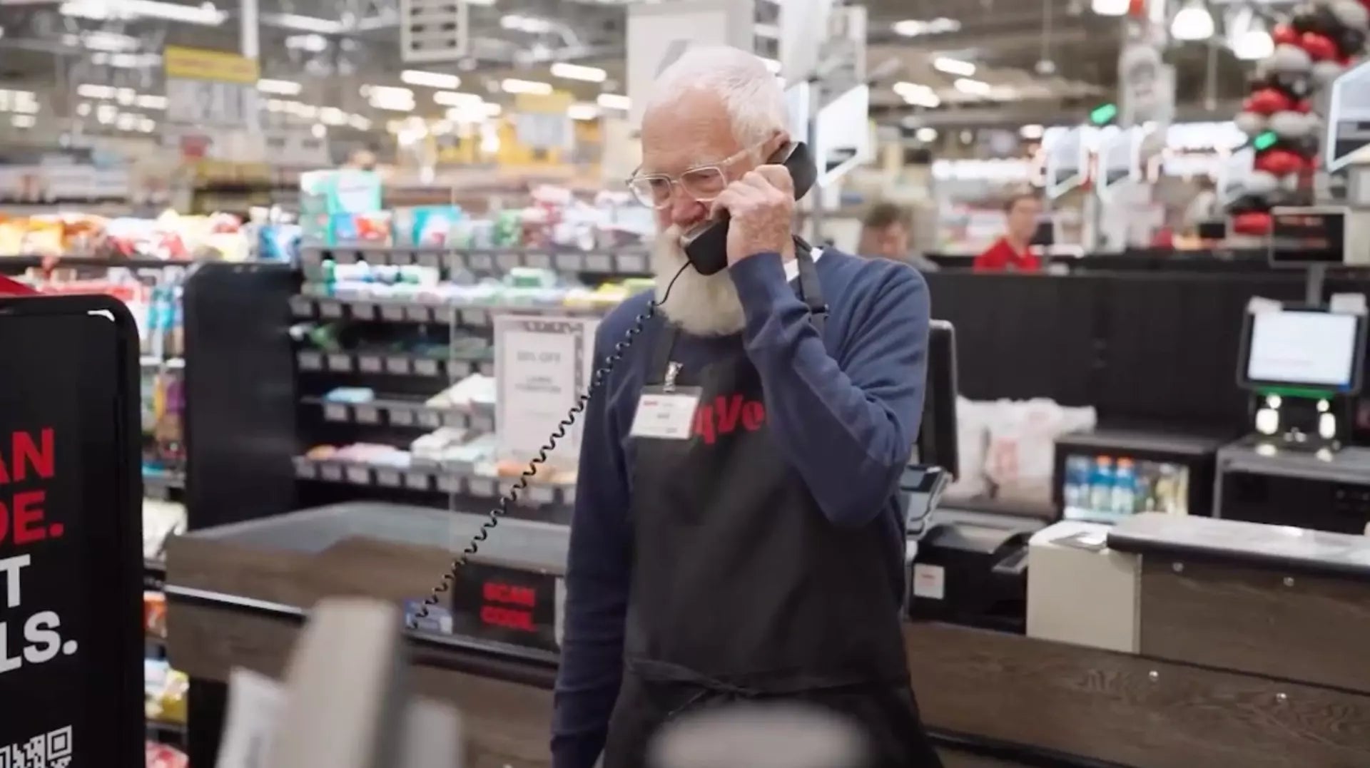 David Letterman Took Over An Iowa Supermarket – 800 Pound Gorilla