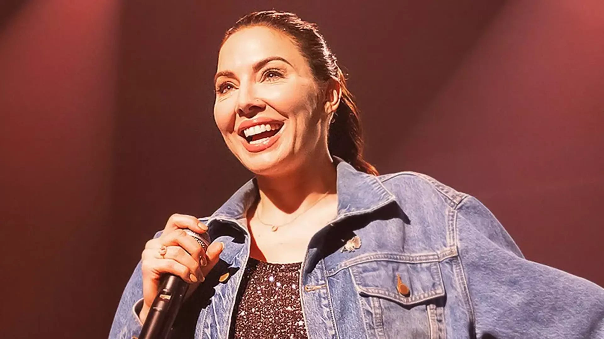 Whitney Cummings Announces Next Stand-Up Special Taping – 800 Pound Gorilla