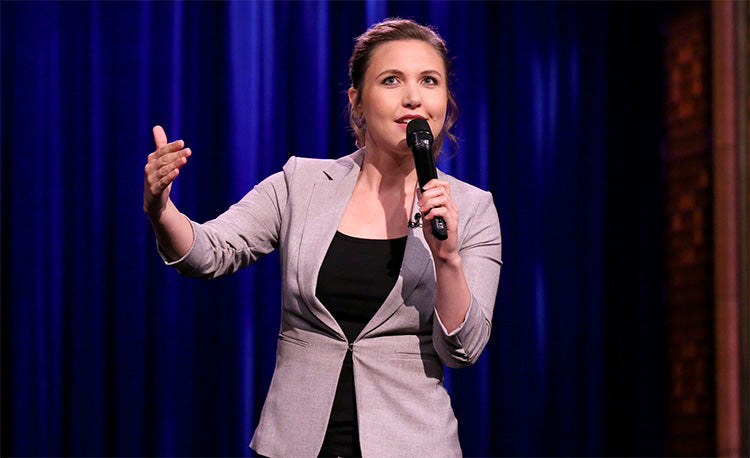 Taylor Tomlinson knows how to own the stage – 800 Pound Gorilla